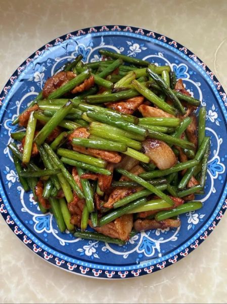 瘦肉炒蒜苔怎么炒好吃_瘦肉炒蒜苔用焯水吗-第3张图片-山城妙识