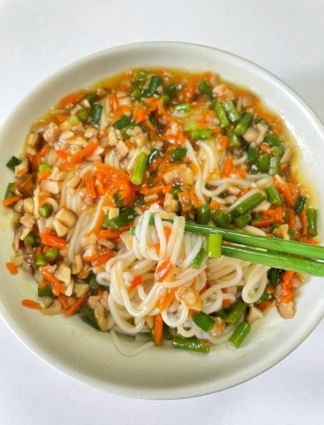 蒜苔炸酱面怎么做_家常做法步骤详解-第2张图片-山城妙识