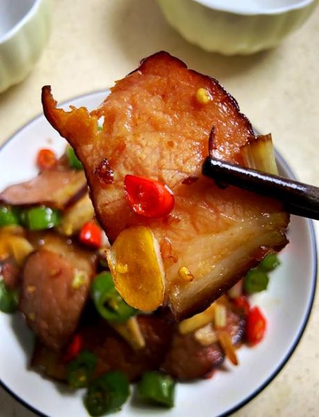 炒腊肉要不要先煮一下_腊肉焯水技巧-第2张图片-山城妙识