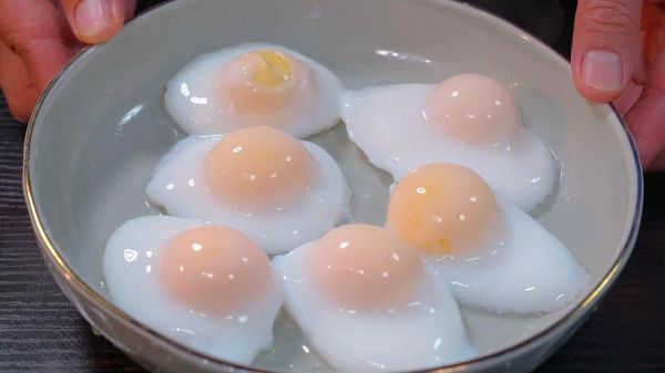水煮荷包蛋不破秘诀_冷水下锅还是热水-第2张图片-山城妙识