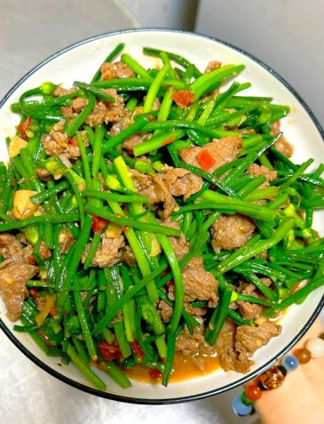 牛肉炒韭菜花怎么炒才嫩_牛肉炒韭菜花用哪个部位最好-第1张图片-山城妙识