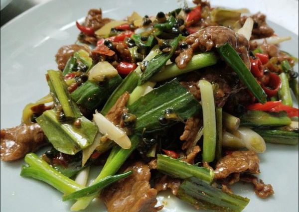 牛肉炒韭菜花怎么炒才嫩_牛肉炒韭菜花用哪个部位最好-第2张图片-山城妙识