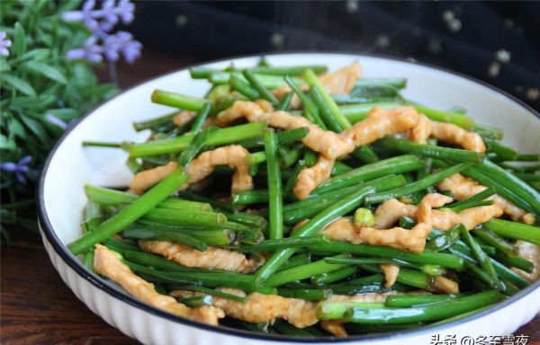 韭苔炒肉怎么做_韭苔炒肉用哪部分肉-第1张图片-山城妙识