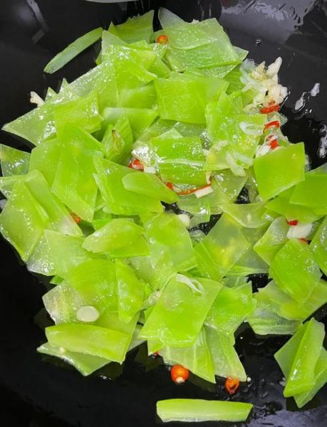 莴笋叶怎么炒好吃_莴笋叶炒什么最香-第1张图片-山城妙识