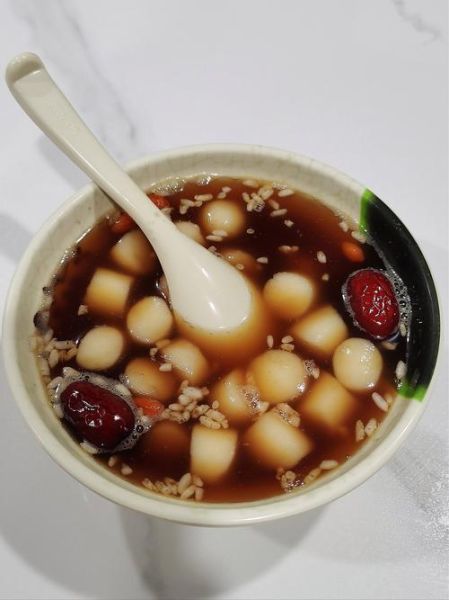 醪糟汤圆怎么煮好吃_醪糟汤圆煮多久才软糯-第1张图片-山城妙识