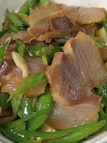 炒腊肉要先用水煮吗_腊肉焯水正确做法-第3张图片-山城妙识 炒腊肉要先用水煮吗_腊肉焯水正确做法-第3张图片-山城妙识