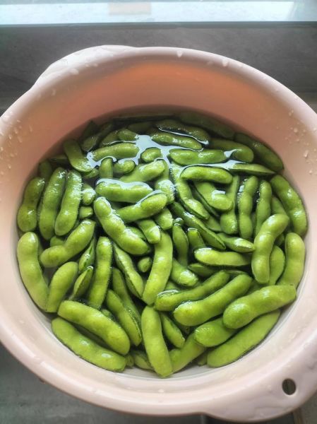 炒毛豆要先焯几分钟水_焯水后怎么炒才翠绿入味-第2张图片-山城妙识 炒毛豆要先焯几分钟水_焯水后怎么炒才翠绿入味-第2张图片-山城妙识