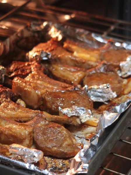 锡纸烤羊排怎么做_羊排腌制多久入味-第1张图片-山城妙识