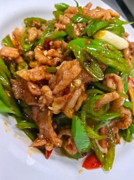 青椒炒肉怎么做_青椒炒肉用哪个部位肉-第1张图片-山城妙识
