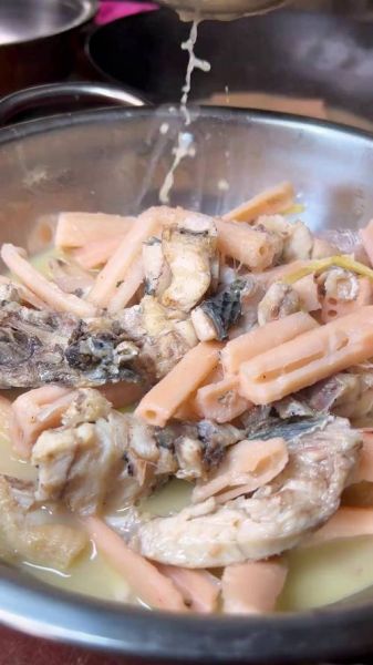 财鱼焖藕怎么做才正宗_财鱼焖藕的家常做法-第3张图片-山城妙识