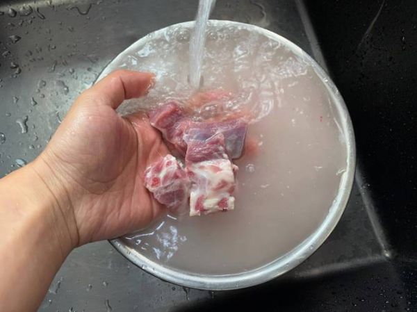 排骨焯水一般几分钟_焯水用冷水还是热水-第1张图片-山城妙识 排骨焯水一般几分钟_焯水用冷水还是热水-第1张图片-山城妙识