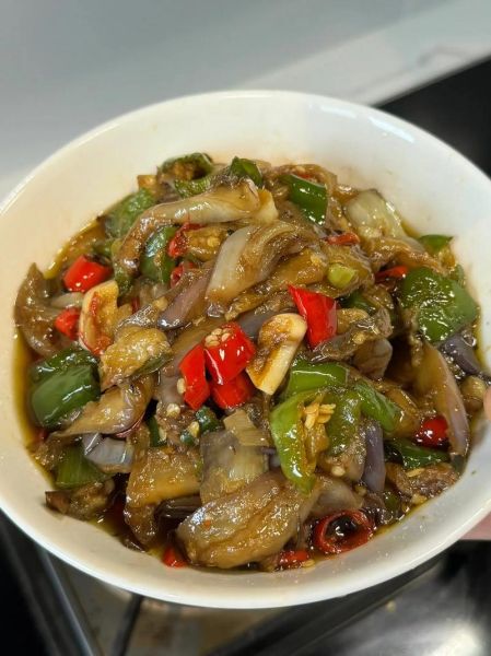 炒茄子怎么炒才不吸油_家常茄子做法步骤-第1张图片-山城妙识