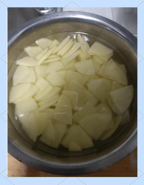 炒土豆片用焯水吗_土豆片焯水多久合适-第1张图片-山城妙识