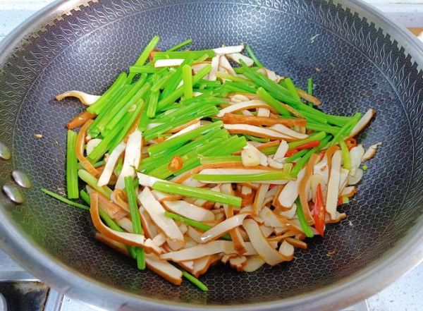 芹菜香干怎么炒_芹菜香干炒几分钟-第3张图片-山城妙识