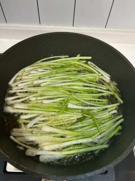 葱油拌面的葱油怎么熬好吃_熬葱油用什么油最香-第3张图片-山城妙识