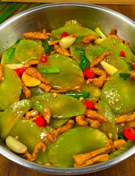 莴苣炒肉怎么做_莴苣炒肉的家常做法-第1张图片-山城妙识