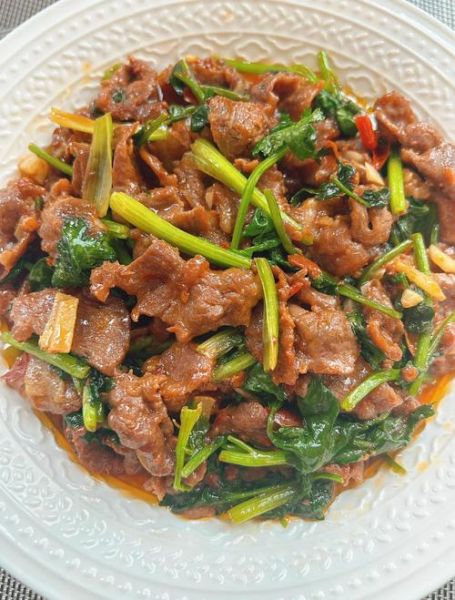 香菜炒牛肉怎么做_香菜炒牛肉的家常做法-第3张图片-山城妙识