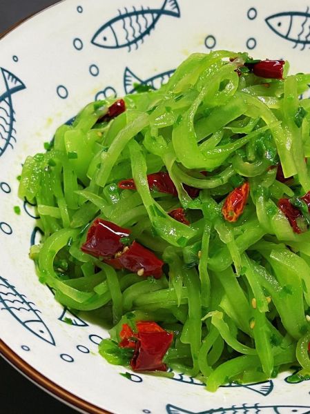 凉拌莴笋叶要不要焯水_莴笋叶焯水多久-第1张图片-山城妙识