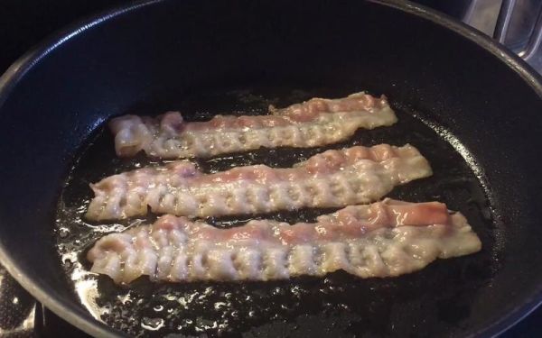 电饼铛煎培根要刷油吗_培根煎几分钟才脆-第2张图片-山城妙识