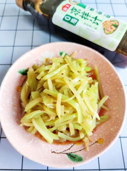 凉拌莴笋用焯水吗_莴笋焯水窍门-第2张图片-山城妙识