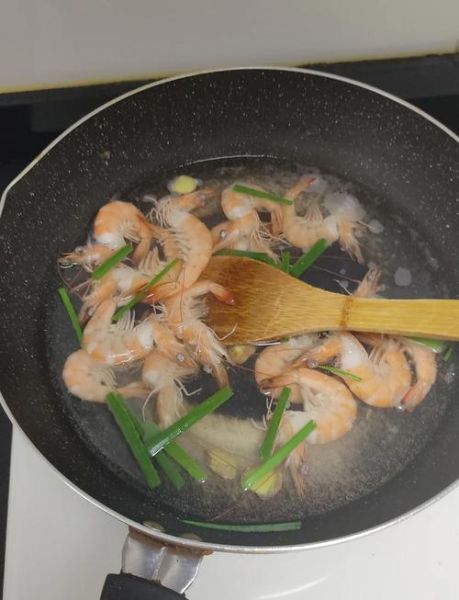 怎么洗虾最干净_如何快速去虾线-第3张图片-山城妙识 怎么洗虾最干净_如何快速去虾线-第3张图片-山城妙识