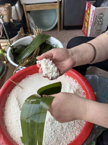 广西三角粽子怎么包_三角粽叶子折法视频-第3张图片-山城妙识