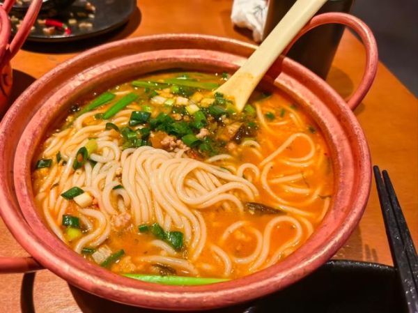 云南小锅米线哪家好吃_云南小锅米线怎么做-第2张图片-山城妙识