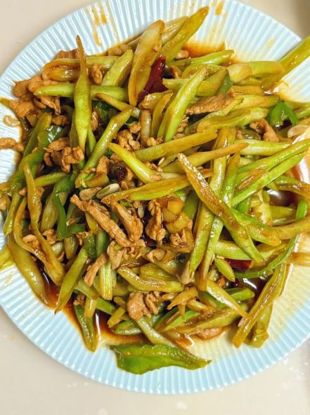 四季豆炒肉丝怎么炒好吃_四季豆炒肉丝先炒哪个-第1张图片-山城妙识
