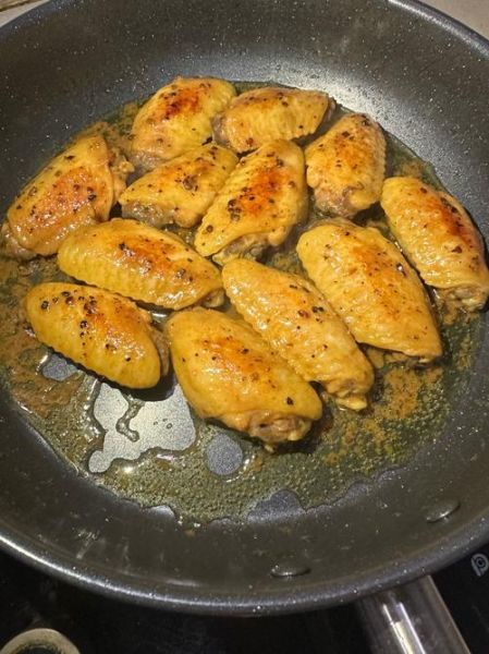 煎鸡翅要不要焯水_鸡翅焯水后再煎会老吗-第1张图片-山城妙识