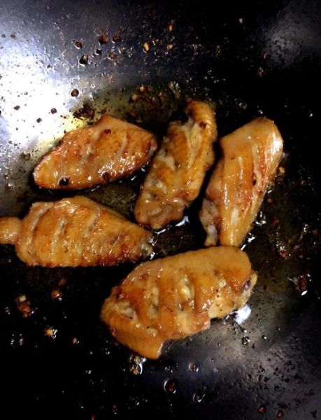 煎鸡翅要不要焯水_鸡翅焯水后再煎会老吗-第2张图片-山城妙识