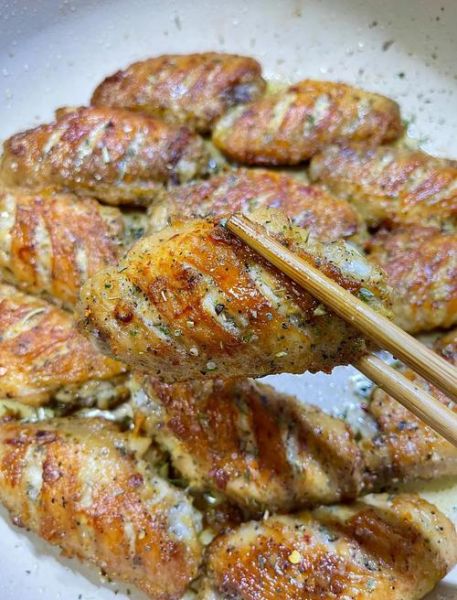 煎鸡翅要不要焯水_鸡翅焯水后再煎会老吗-第3张图片-山城妙识