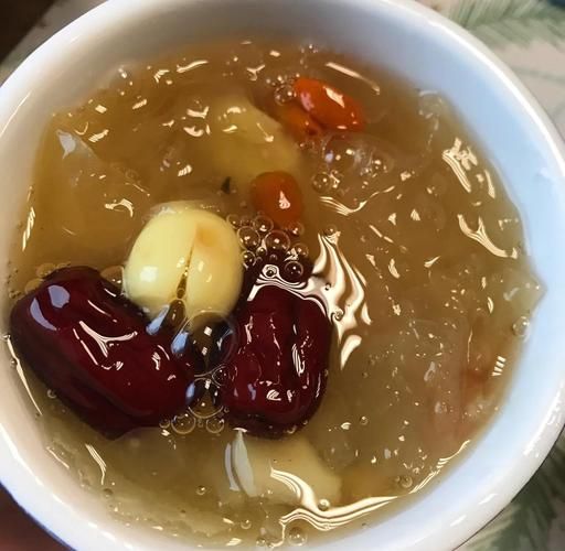 红枣银耳莲子羹的功效与禁忌_怎么做才最润肺-第1张图片-山城妙识 红枣银耳莲子羹的功效与禁忌_怎么做才最润肺-第1张图片-山城妙识