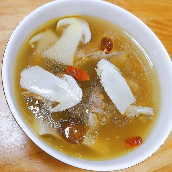 新鲜松茸炖鸡汤的做法_松茸鸡汤怎么炖才鲜-第1张图片-山城妙识