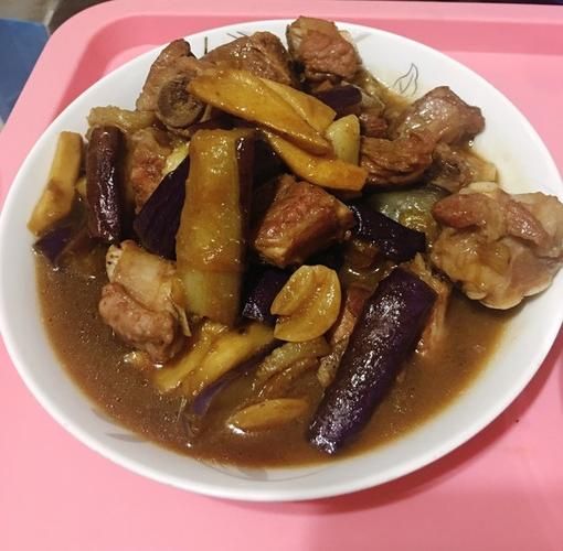排骨茄子煲怎么做_排骨茄子煲需要焯水吗-第1张图片-山城妙识