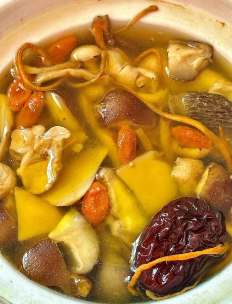 秋天炖鸡汤配什么食材好_秋天炖鸡汤放什么食材最滋补-第1张图片-山城妙识