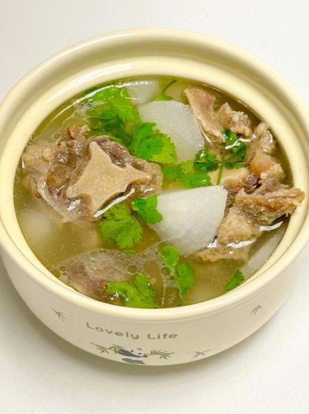 牛骨头汤要放哪些食材_牛骨头汤怎么炖最香-第1张图片-山城妙识