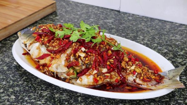 蒜爆鲤鱼家常做法_蒜爆鲤鱼怎么做才入味-第1张图片-山城妙识