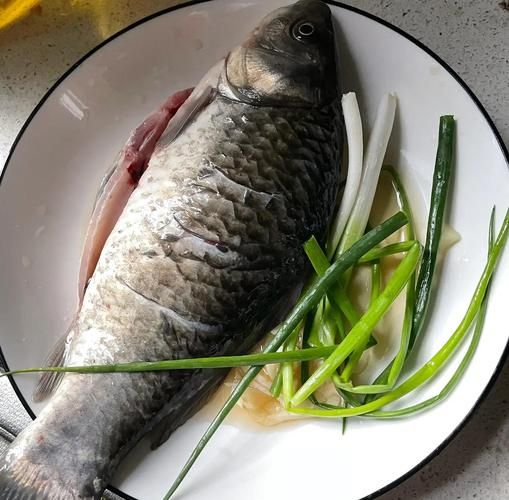 新鲜鲫鱼怎么做好吃_鲫鱼汤去腥增鲜技巧-第2张图片-山城妙识