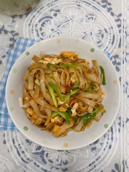 鸡蛋炒河粉怎么做_鸡蛋炒河粉热量高吗-第2张图片-山城妙识