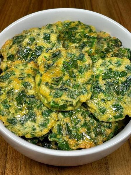 韭菜鸡蛋饼怎么做_韭菜鸡蛋饼怎么和面-第1张图片-山城妙识