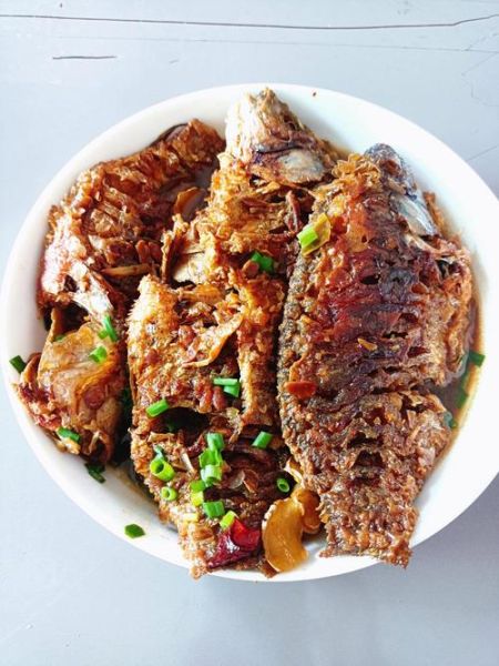 红烧小鲫鱼怎么烧好吃_红烧小鲫鱼的家常做法-第1张图片-山城妙识