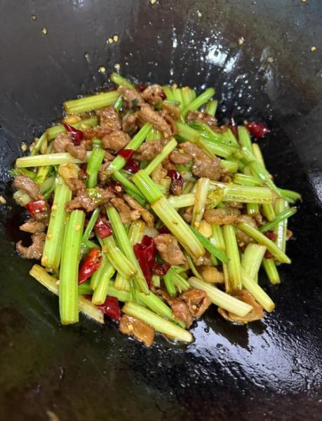 芹菜炒猪肉怎么做_芹菜炒猪肉的家常做法-第3张图片-山城妙识