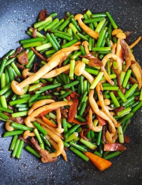 蘑菇炒蒜苔怎么做_蘑菇炒蒜苔需要焯水吗-第1张图片-山城妙识