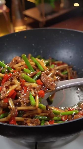 蘑菇炒蒜苔怎么做_蘑菇炒蒜苔需要焯水吗-第3张图片-山城妙识