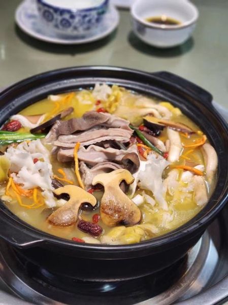 猪肚煲鸡放什么药材_猪肚煲鸡药材搭配推荐-第1张图片-山城妙识 猪肚煲鸡放什么药材_猪肚煲鸡药材搭配推荐-第1张图片-山城妙识