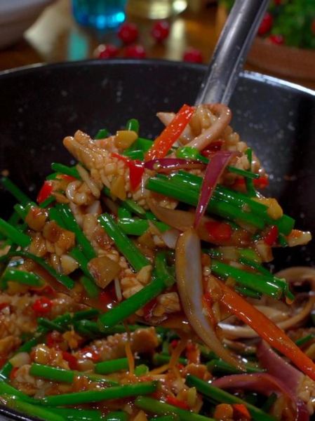 鱿鱼炒韭菜苔怎么做_鱿鱼炒韭菜苔的营养价值-第1张图片-山城妙识 鱿鱼炒韭菜苔怎么做_鱿鱼炒韭菜苔的营养价值-第1张图片-山城妙识