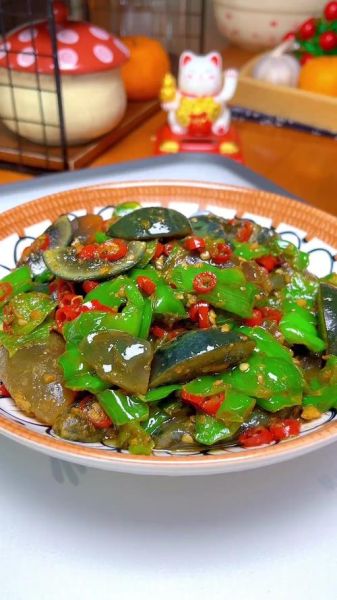 青椒皮蛋怎么做_四川家常做法-第1张图片-山城妙识 青椒皮蛋怎么做_四川家常做法-第1张图片-山城妙识