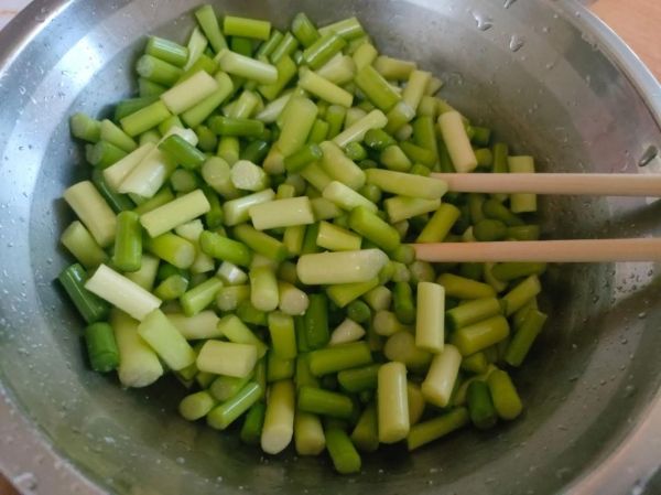 蒜苔怎么腌好吃_腌蒜苔的正确方法-第2张图片-山城妙识