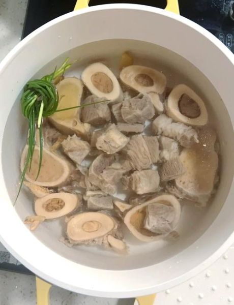 炖牛骨汤的做法及配料_炖多久最香-第1张图片-山城妙识