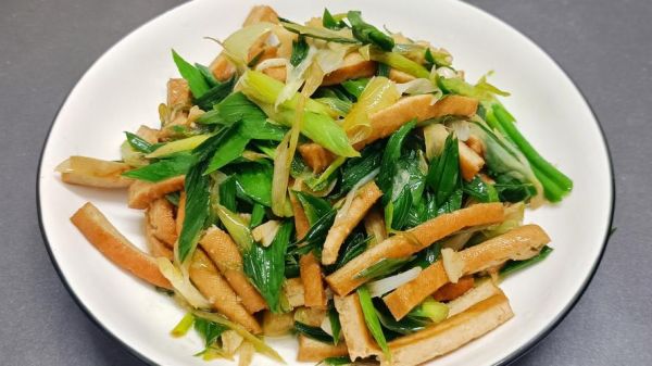 蒜苗炒香干怎么做_香干要不要焯水-第1张图片-山城妙识 蒜苗炒香干怎么做_香干要不要焯水-第1张图片-山城妙识